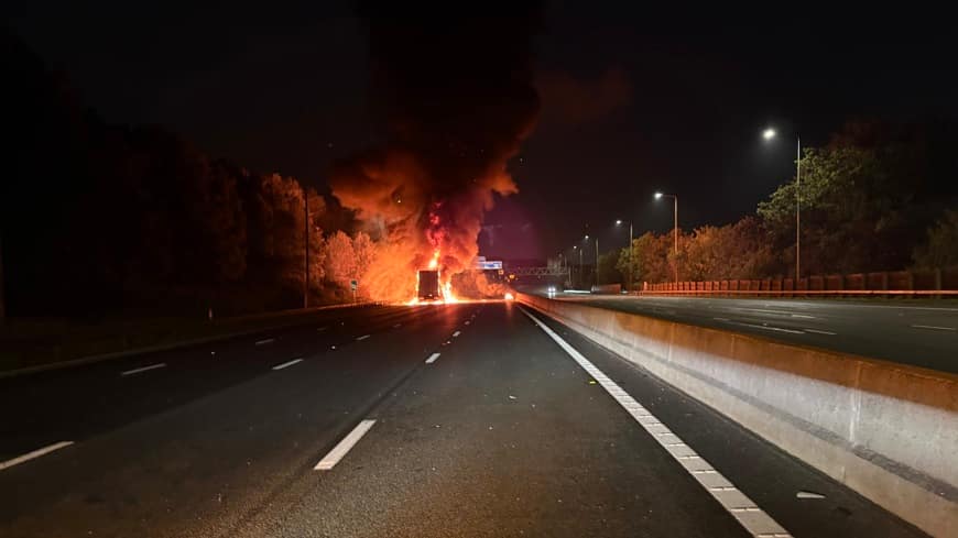 M25 chaos as two lorries burst into flames - London Business News ...