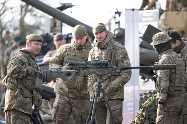 Starmer is considering to deploy British troops to Ukraine for up to ...