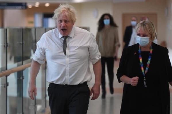 Boris blasted for ‘irresponsibly parading round a hospital without a ...