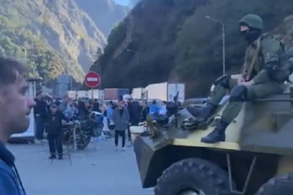Russian soldiers scramble to Russian Georgia border where '40-50 ...