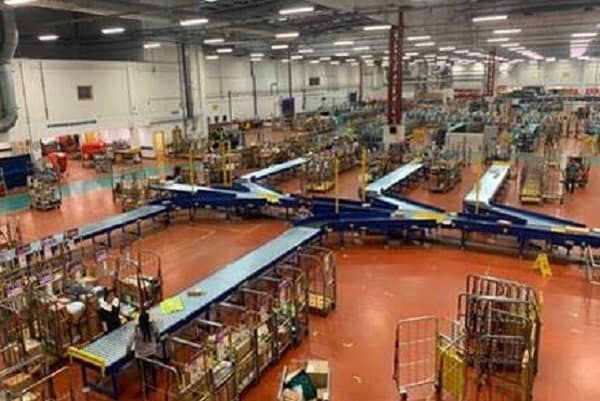Royal Mail unveils new large parcel conveyor in Gatwick Mail Centre ...